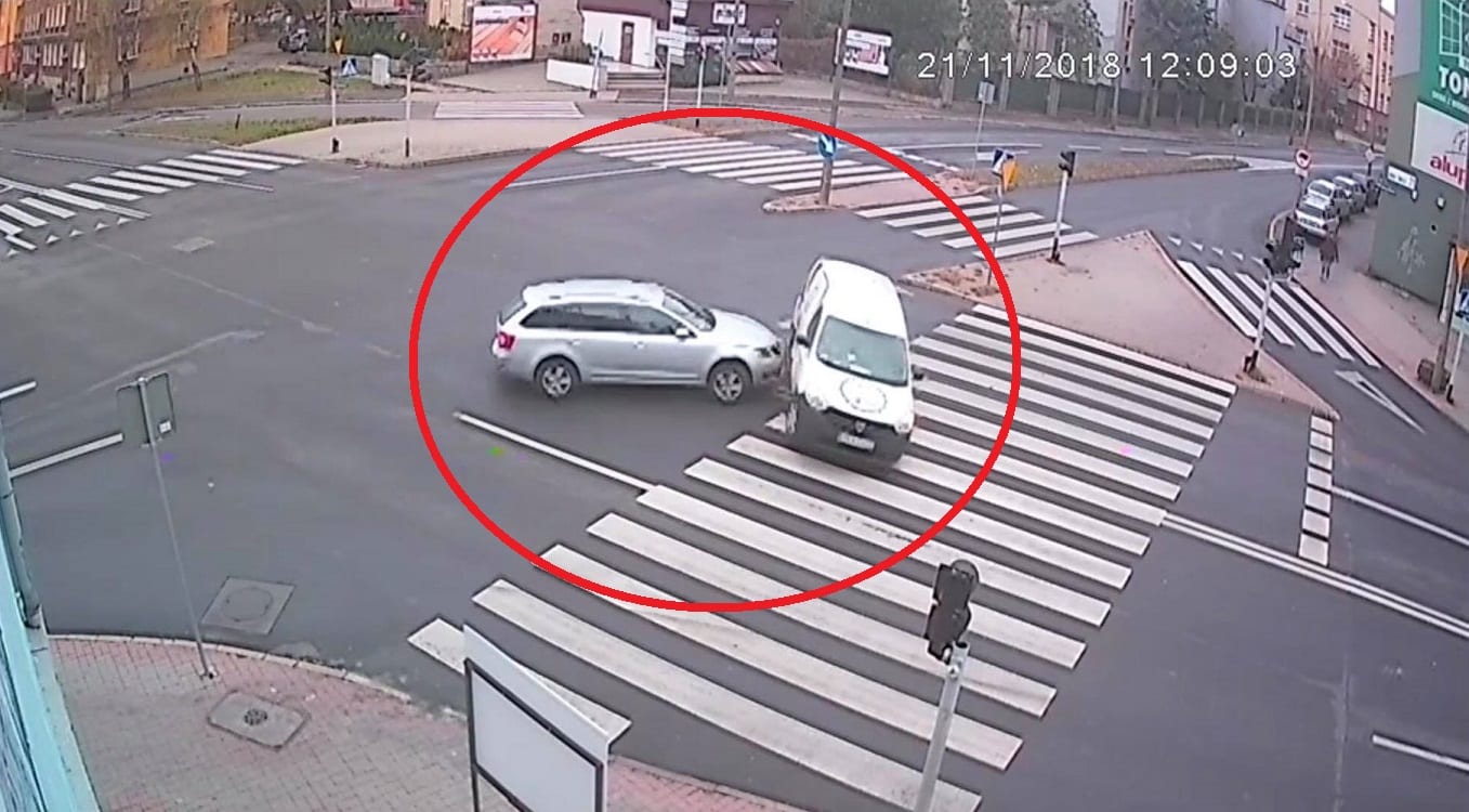 Zderzenie na skrzyżowaniu ul. Legionów z Nowym Światem w Kaliszu. Zobaczcie nagranie